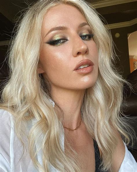 𝗧𝗮𝘆𝗹𝗼𝗿 On Instagram Glowing Smudging Duo Chroming 🤌🏻 Fentybeauty Eaze Drops Blurring Skin