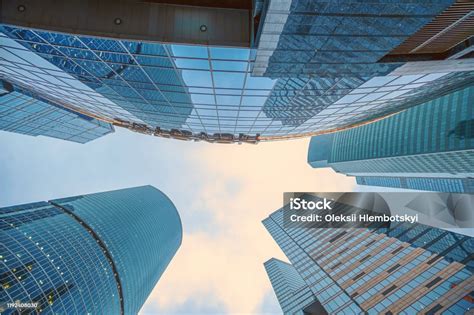 우울한 하늘을 배경으로 현대적인 기업 건물의 꼭대기 고층 건물과 고층 빌딩 모스크바 국제 비즈니스 센터 러시아 아래에서 위로