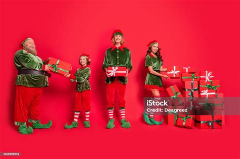밝은 빨간 색 배경에 고립 된 축제 이브 선물 상자를 들고 좋은 쾌활한 친구 엘프의 전체 길이 몸 크기 보기 꼬마 요정에 대한 스톡 사진 및 기타 이미지 Istock