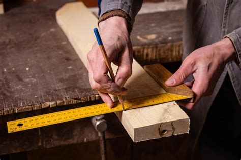 Um Carpinteiro Trabalha Em Uma Oficina Com Uma Serra Plana E Várias Ferramentas Foto Premium