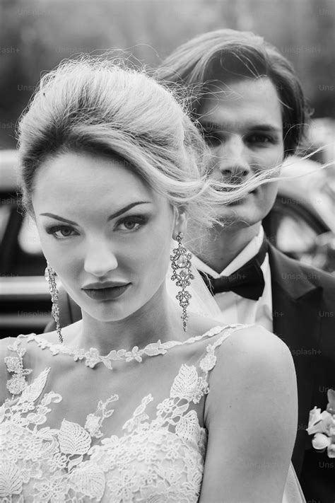 세련된 신부는 신랑과 함께 초상화를 본다 도시 거리에서 포옹하는 럭셔리 웨딩 커플 낭만적 인 열정적 인 관능적 인 순간 여자와 남자가 함께 블랙 화이트 사진