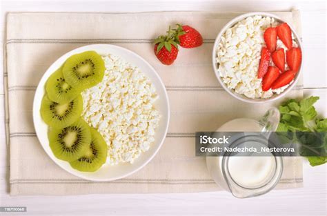 코티지 치즈와 키위 과일 코티지 치즈와 딸기 를 화이트 볼에 넣습니다 0명에 대한 스톡 사진 및 기타 이미지 0명 건강한 식생활 그릇 Istock
