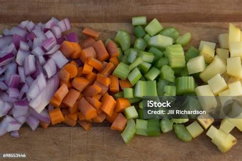 나무 절단 보드에 붉은 양파 당근 샐 러 리 그리고 감자를 잘게 당근에 대한 스톡 사진 및 기타 이미지 당근 샐러리 생감자 Istock