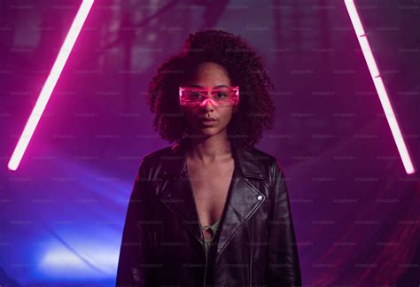 메타버스 디지털 사이버 세계 기술 증강 현실 게임을 하는 스마트 안경을 쓴 여성 미래 라이프스타일 사진 Unsplash의 미래 이미지