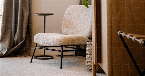 의자와 식물이 있는 거실 사진 Unsplash의 미니멀리스트 인테리어 이미지