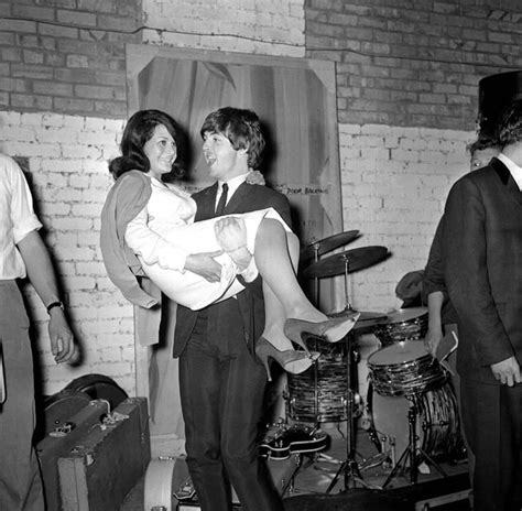 Cherry Rowland And The Beatles In Scarborough August 1964 Foto Beatles Fotos Raras De Elvis