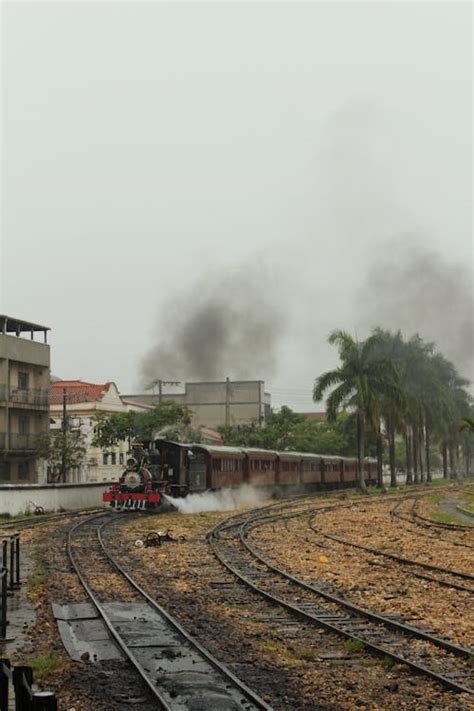 미나스 제라이스의 곡선 선로를 달리는 역사적인 증기 기관차 · 무료 스톡 사진
