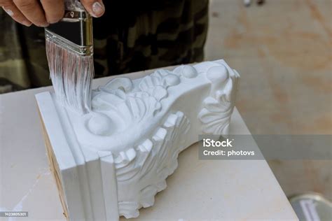 페인트 브러시를 사용하여 작업자가있는 부엌 섬을위한 나무 코르벨 페인팅 45 49세에 대한 스톡 사진 및 기타 이미지 45 49세 가구 가사 집안일 Istock