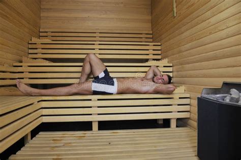 Attraktiver Junger Mann in Der Sauna Stockbild Bild von hotel männlich