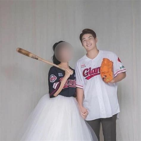 롯데 나균안 와이프 두고 딴 여자랑 바람” 폭로 터진 후 내연녀 인스타 얼굴 싹 다 털렸다 포스트쉐어