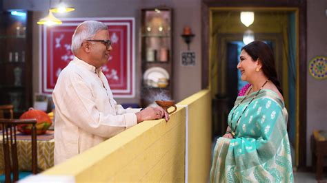 Watch Aai Ani Baba Retire Hot Aahet S1 Episode 202 On Jiohotstar