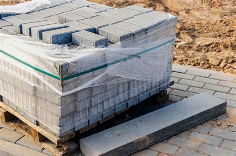 건설 현장에서 팔레트에 포장 슬래브를 보관합니다 콘크리트 포장 슬래브를 즉시 설치할 수 있습니다 완제품 창고 프리미엄 사진