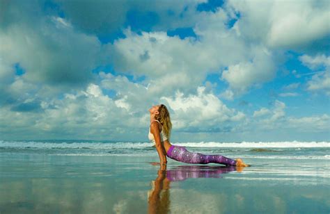 젊고 행복 하 고 매력적인 금발 여자 요가와 명상 운동 야외에서 아름 다운 해변에서 휴식 및 유연성 연습 야외에서 건강과 건강 한 라이프 스타일 요가에 대한 스톡 사진 및