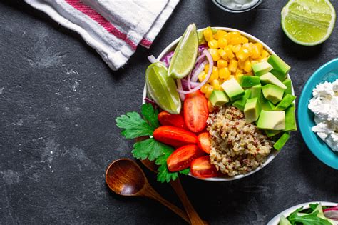채식주의 건강 부처님 그릇 노란 빨간 토마토 파 슬 리 노아 아보카도 Toped 고 라임 슬라이스 옥수수 상위 뷰 복사 공간입니다 0명에 대한 스톡 사진 및 기타 이미지