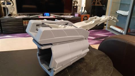 Predator Gauntlet With Retractable Wrist Blade And Scimitar By Martin