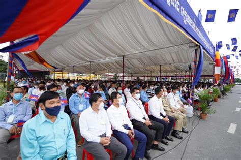 សម្ដេចតេជោ ហ៊ុន សែន ដាស់តឿនអាជ្ញាធរថ្នាក់ក្រោមជាតិ ត្រូវដោះស្រាយបញ្ហាផ្លូវខូច