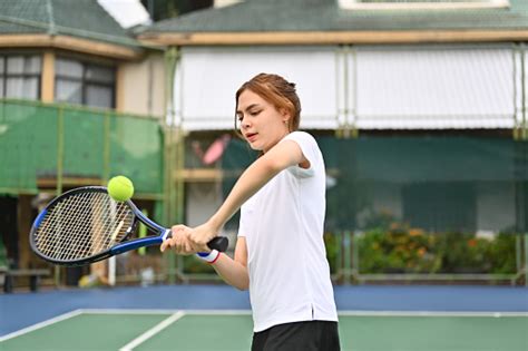 젊은 여성 운동선수가 그녀를 향해 날아가는 테니스 공을 치는 장면 스포츠 훈련 경쟁 및 활동적인 삶의 개념 18 19세에 대한 스톡 사진 및 기타 이미지 Istock