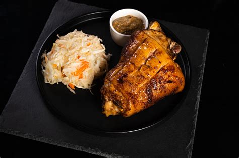 소금에 절인 양배추와 소스를 곁들인 육즙이 많은 맛있는 돼지 고기 너클 건강한 식생활에 대한 스톡 사진 및 기타 이미지