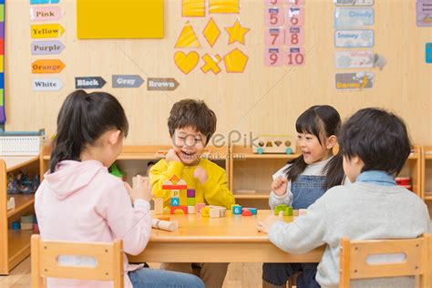 작은 소년과 어린 소녀가 함께 노는 사진 무료 다운로드 Lovepik