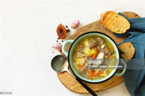 닭고기 버섯 벌거를 곁들인 홈메이드 핫 야채 수프 상단보기 평면 누워 배경입니다 공간을 복사합니다 0명에 대한 스톡 사진 및 기타 이미지 Istock