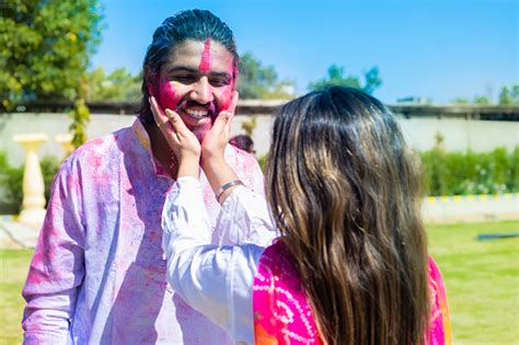 행복한 젊은 인도 커플은 야외 공원에서 홀리 축제를 축하하는 화려한 파우더 컬러나 굴랄을 가지고 노는 것을 즐긴다 근접 촬영 전통 페스티벌에 대한 스톡 사진 및 기타 이미지