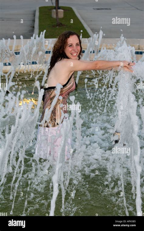 Teenager Mädchen Im Brunnen Nass Fotos Und Bildmaterial In Hoher