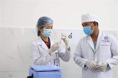 មន្ទីរពេទ្យចំនួន៦កន្លែង ចាប់ផ្ដើមចាក់វ៉ាក់សាំងការពារជំងឺកូវីដ ១៩ ជូនមន្ត្រីសុខាភិបាល