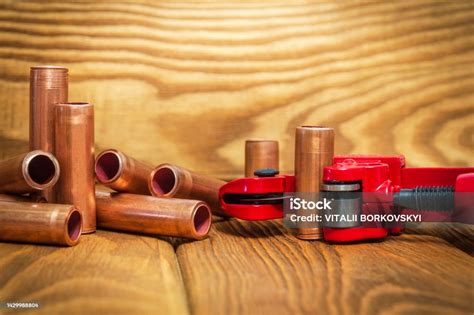 구리 파이프 및 빈티지 보드의 배관 수리를위한 커넥터가있는 빨간색 파이프 커터 0명에 대한 스톡 사진 및 기타 이미지 0명