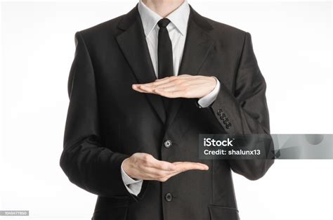 사업가 주제 검은 양복과 넥타이 두 개를 들고 있는 사람은 그 앞 손과 스튜디오에 흰색 절연 배경 크기를 보여줍니다 가리키기에 대한 스톡 사진 및 기타 이미지 Istock