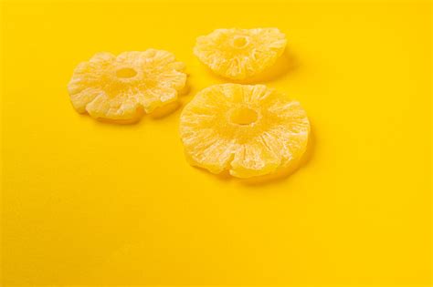드라이 파인애플 링 격리 캔디 파인애플 탈수 노란 설탕 과일 설탕에 절인 과일 서클 슬라이스에 대한 스톡 사진 및 기타 이미지 슬라이스 파인애플 링 0명 Istock