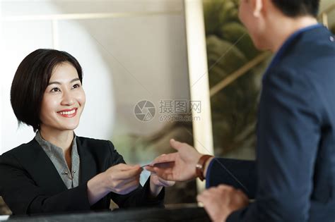 酒店前台给顾客办理入住登记高清图片下载 正版图片 摄图网