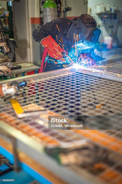 작업장에서 문을 용접하는 얼굴 보호 마스크를 가진 전문 용접기 대장장이 작업 콘셉 강철에 대한 스톡 사진 및 기타 이미지 강철 건축물 그라인더 산업 장비 Istock