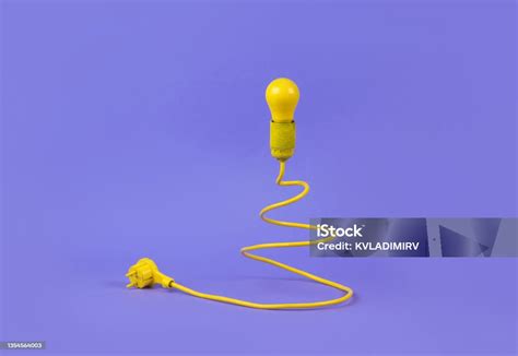 새해의 개념 미니멀리즘 보라색 배경에 와이어가있는 전기 램프 현대 미술 0명에 대한 스톡 사진 및 기타 이미지 0명 개념 겨울 Istock