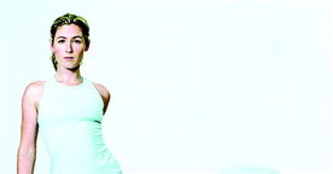 생활속 요가와 명상 65반 연꽃 자세로 서서 앞으로 숙이기 자세