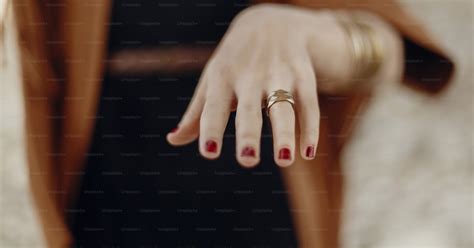 반지를 가진 손을 보여주는 세련된 보헤미안 여자 현대적인 청동 액세서리를 착용한 프린지 재킷을 입은 집시 힙스터 소녀 방랑벽 여름 여행 대기 순간 사진