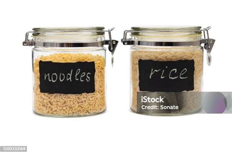 파스타와 긴 곡물 찐 쌀을 유리 항아리에 넣고 플립탑 클로저 흰색으로 분리 쌀 주식에 대한 스톡 사진 및 기타 이미지 쌀