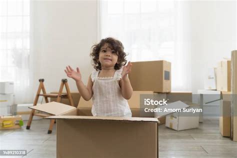 이사하는 집 모기지 가족 및 부동산 개념 새 집으로 이사하는 골판지 상자 가족 안에서 놀고 있는 행복한 귀여운 딸 아기 어린 소녀 가정의 방에 대한 스톡 사진 및 기타