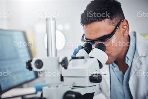 과학 현미경 및 연구 테스트 또는 의료 분석을 위한 실험실의 사람 의료 혁신 과학자 및 남성 의사는 샘플을 확인하고 입자 또는 박테리아를 연구하는 장비를 갖추고 있습니다