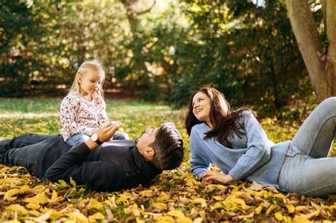 Familia Feliz Con Una Hija Pequeña En La Recreación Al Aire Libre Del