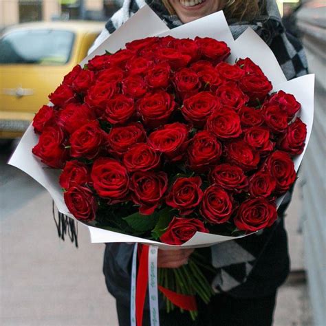 Букет из 51 красной розы 50 см (Кения) в белой упаковке купить в Санкт ...