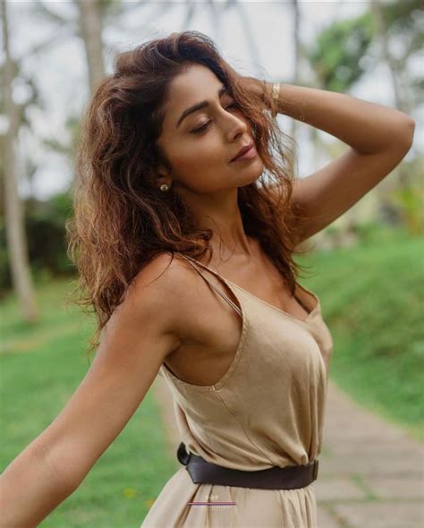 Shriya Saran R Bollyarm