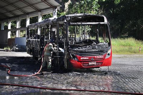 Vídeo ônibus Pega Fogo Dentro De Garagem Em Niterói Enfoco O Seu