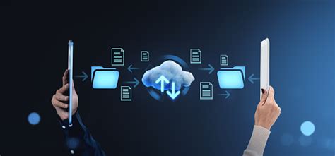 파일 및 문서 아이콘이 있는 두 태블릿 간의 클라우드 데이터 전송 개념 개발에 대한 스톡 사진 및 기타 이미지 개발 경영자 공유 개념 Istock