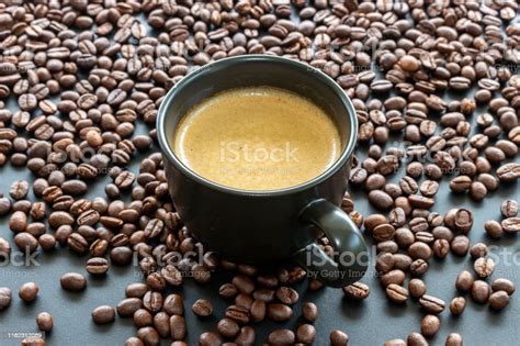 핫 에스프레소와 커피 빈을 블랙 테이블에 놓고 부드러운 초점을 맞고 배경에 빛을 더합니다 맨 위 보기 마실 것에 대한 스톡 사진