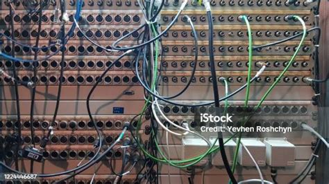 Papan Dengan Banyak Soket Dan Kabel Yang Terhubung Instalasi Suara Peralatan Sound Engineer Foto