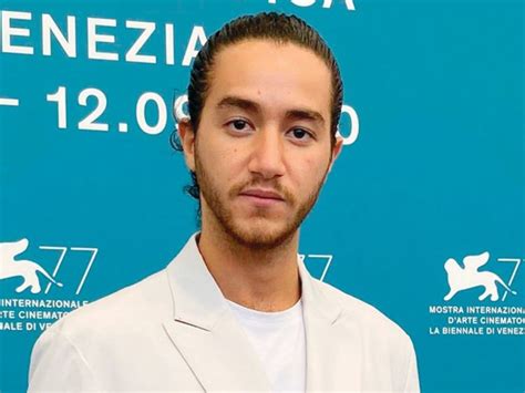 بسبب فيلم 6 أيام أحمد مالك يتواجد في مصر الجديدة الموجز