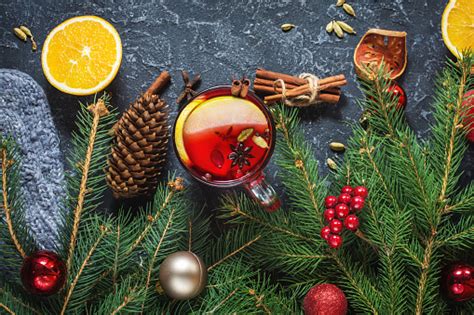 크리스마스 Mulled 와인 향신료와 오렌지 조각 돌 테이블에 겨울 휴가에 전통 음료 0명에 대한 스톡 사진 및 기타 이미지 0명 강림절 겨울 Istock