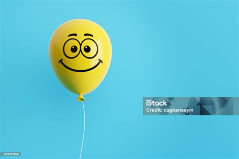노란색 비행 공기 헬륨 풍선 파란색 배경에 미소 이모티콘 얼굴 행복 긍정성 낙관주의 미소에 대한 스톡 사진 및 기타 이미지