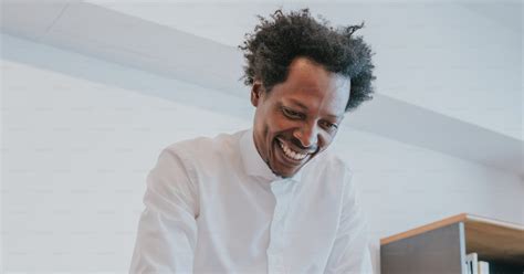 사무실에서 노트북으로 화상 통화를 하는 가상 회의에 참석한 전문 사업가 사업 개념입니다 사진 Unsplash의 화상 회의 이미지