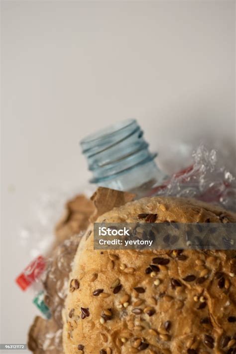 흰색 바탕에 안쪽 종이 마분지와 플라스틱 폐기물 신선한 맛 있는 햄버거 우리의 음식 개념에 재활용된 폐기물 개념에 대한 스톡 사진 및 기타 이미지 Istock